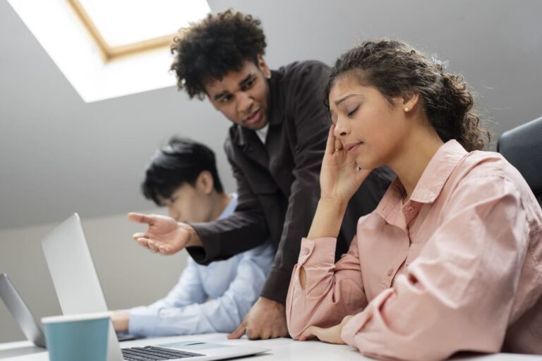 Assédio Moral no Trabalho: Quais são os tipos e como combater? - Contato Seguro